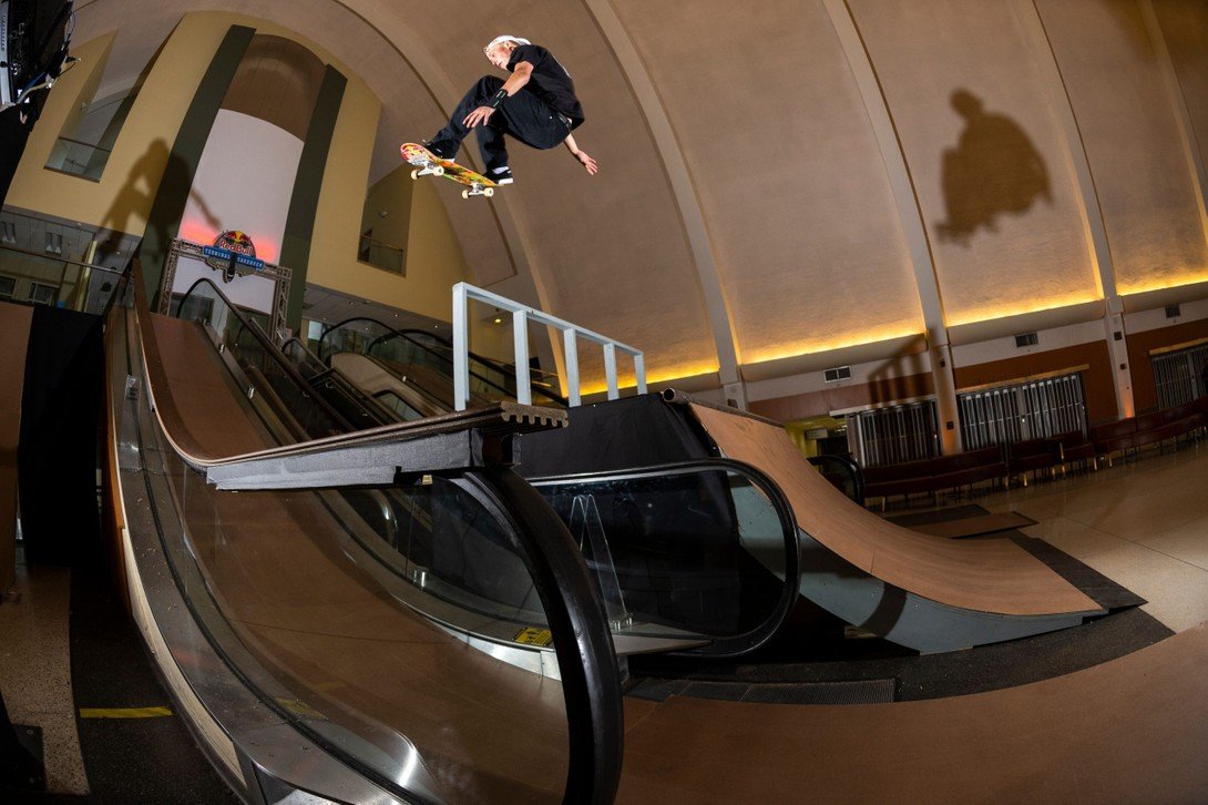 JAKE WOOTEN ANDA DE SKATE NO AEROPORTO ABANDONADO NA AQUISIÇÃO DO ...